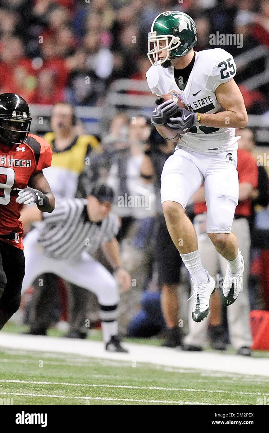 Michigan State wide receiver Blair White (25) makes the reception in ...