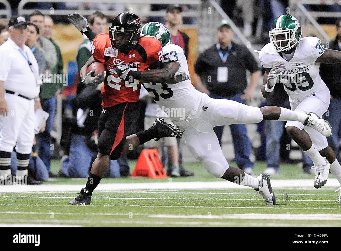 Texas Tech running back Eric Stephens (24) jumps to the outside in the ...