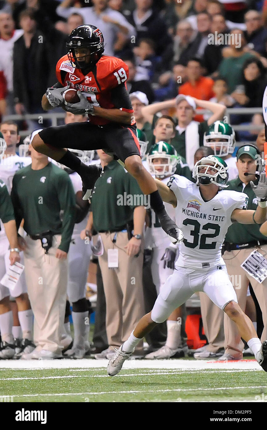 Texas Tech wide receiver Lyle Leong (19) leaps up high for the ...