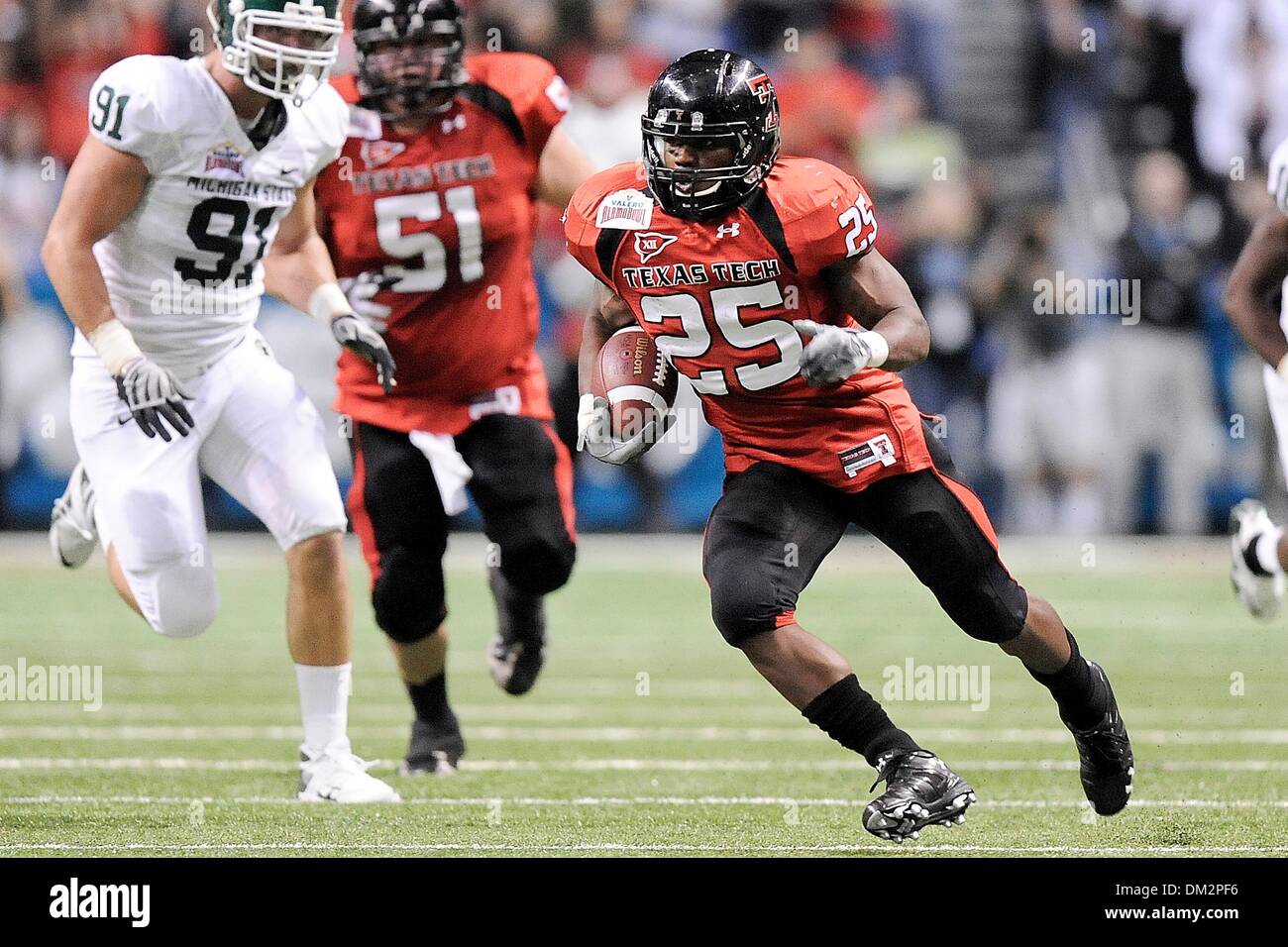 Texas Tech RB Baron Batch (25) burst up the middle in the first half ...