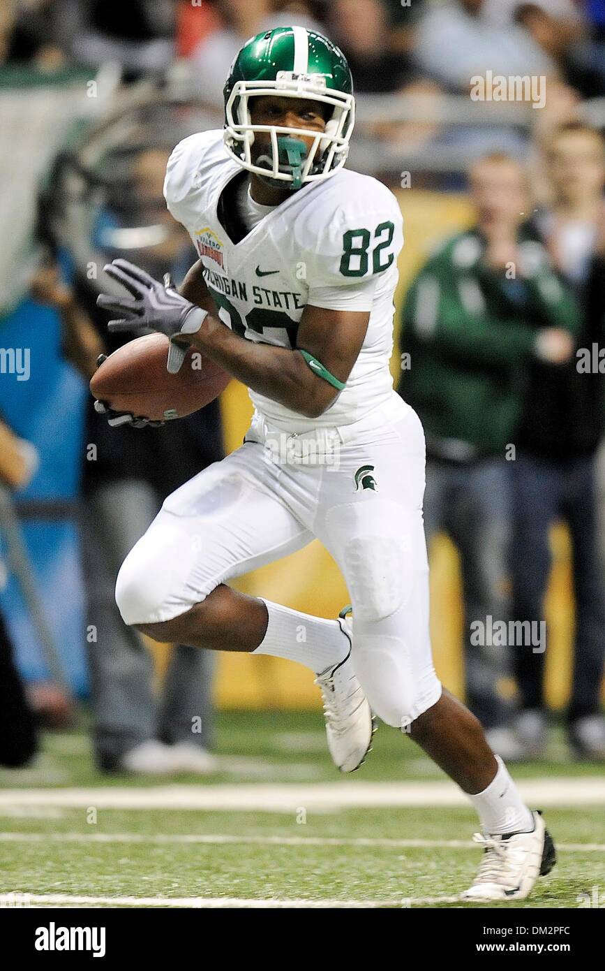 Michigan State wide receiver Keshawn Martin (82) makes a long reception ...