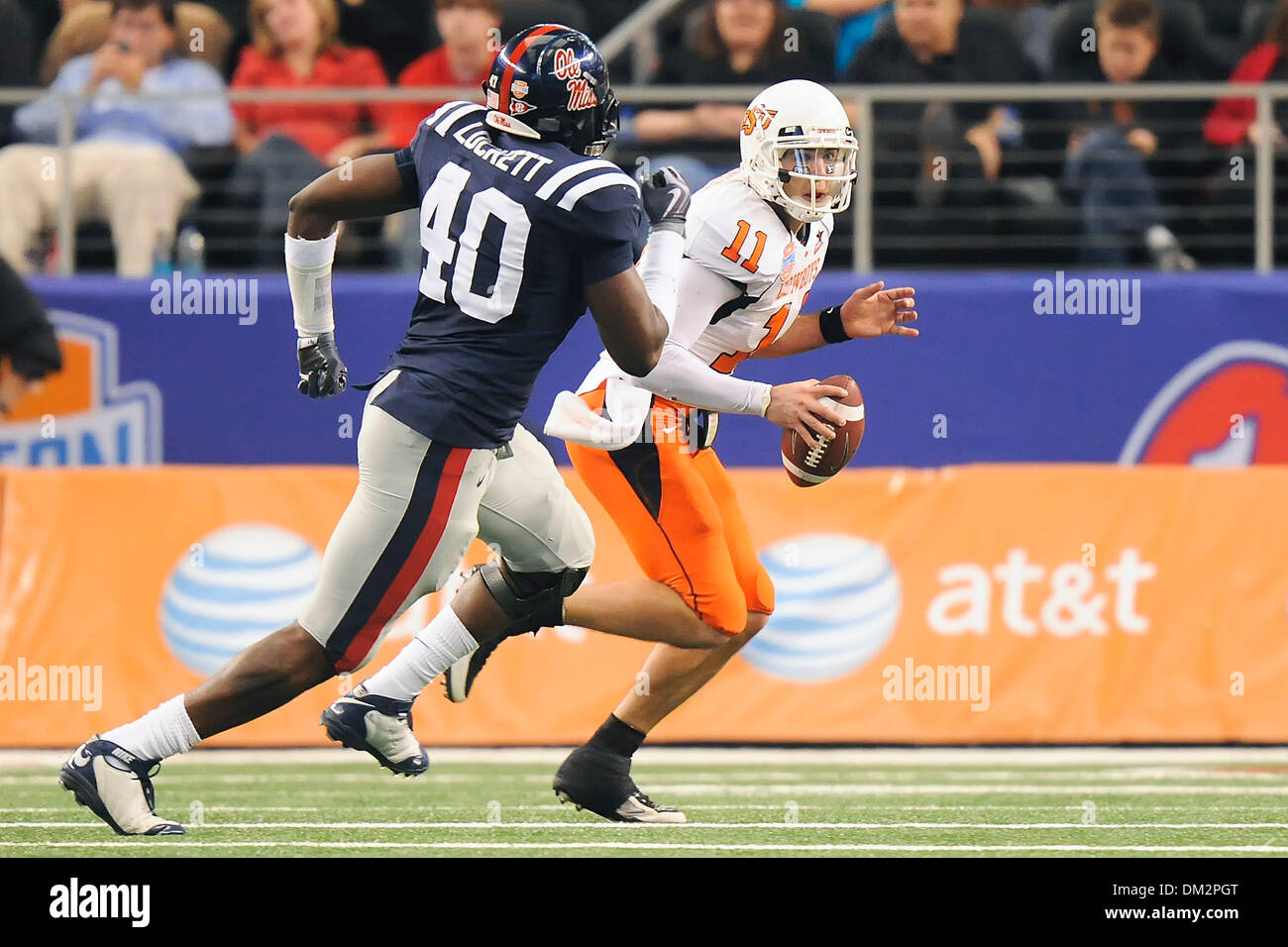 Oklahoma State quarterback Zac Robinson (11) rolls out to avoid the ...