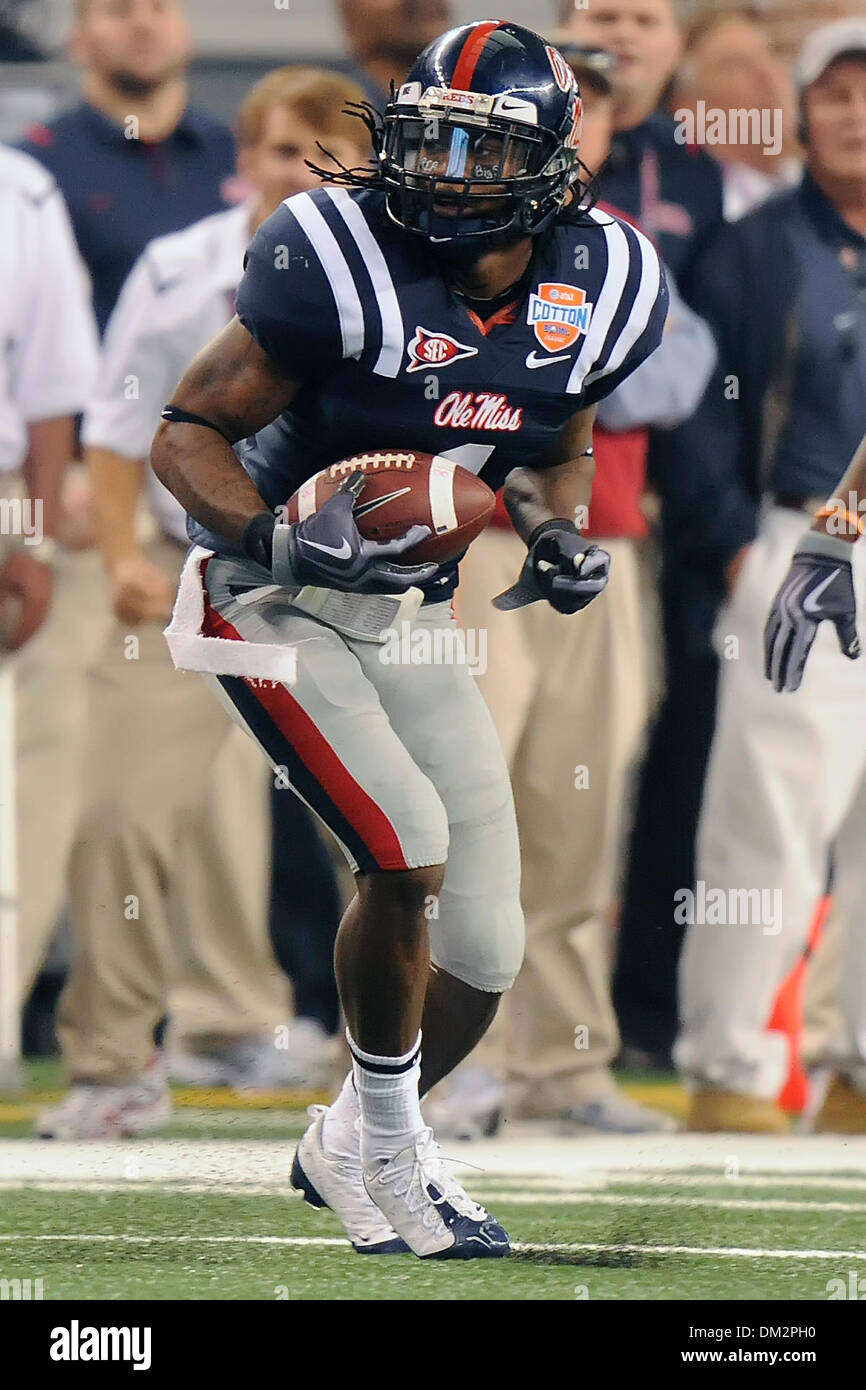 Mississippi safety Kendrick Lewis (1) makes the reception makes the ...