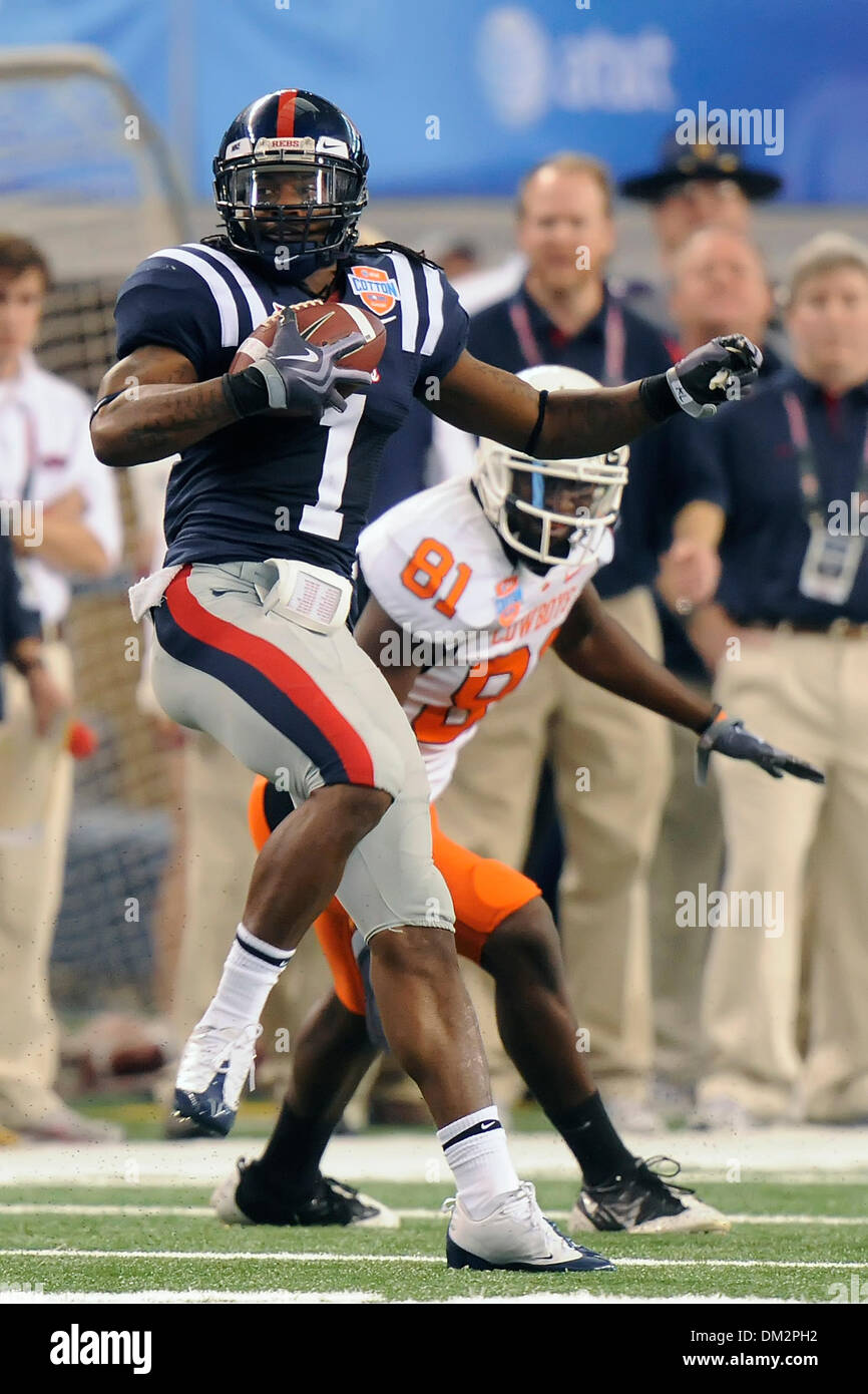 Mississippi safety Kendrick Lewis (1) makes the reception makes the ...