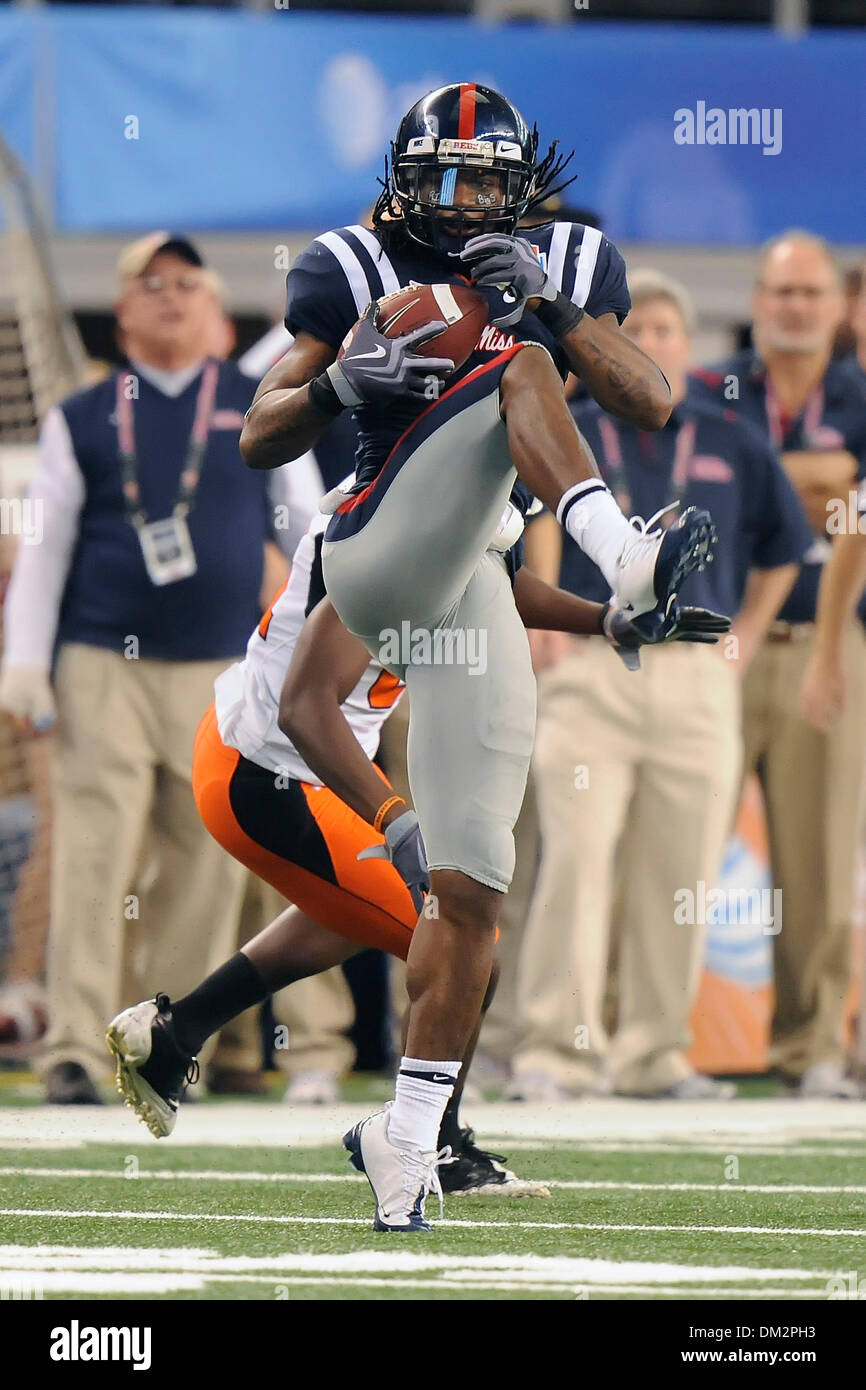 Mississippi safety Kendrick Lewis (1) makes the reception makes the ...