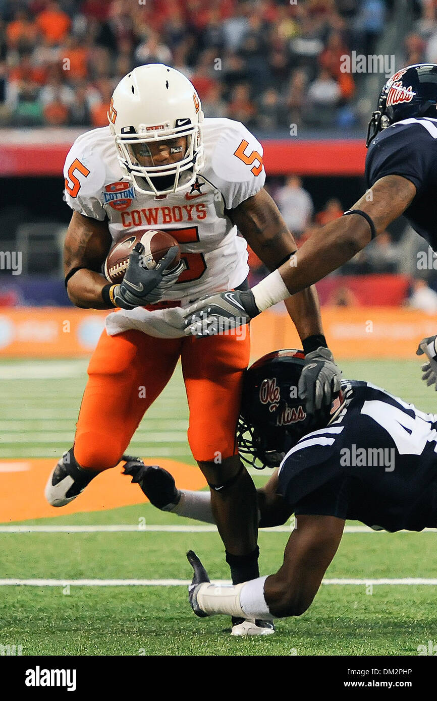 Oklahoma State running back Keith Toston (5) surges up the middle in ...