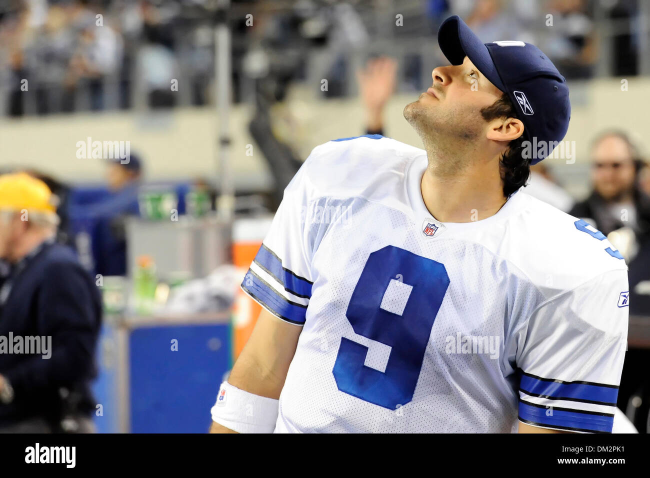 Dallas Cowboys quarterback Tony Romo (9) looks at the score board in ...