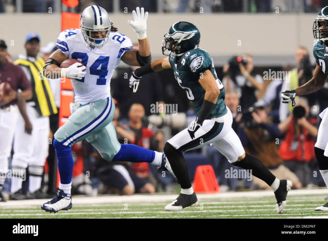 Dallas Cowboys running back Marion Barber (24) bursts to the outside in ...