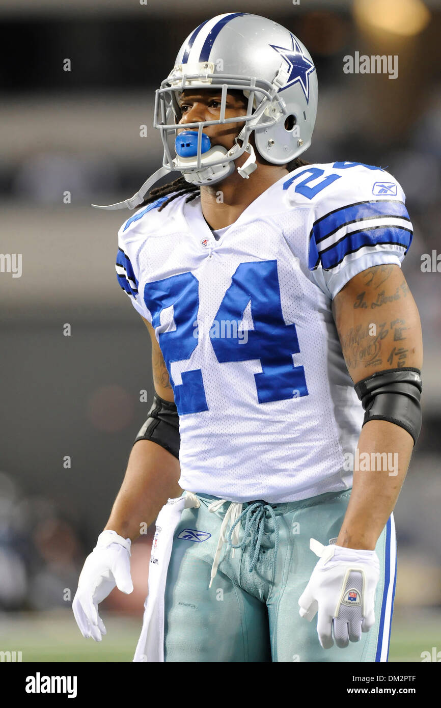 Dallas Cowboys running back Marion Barber (24) warms up prior to the ...