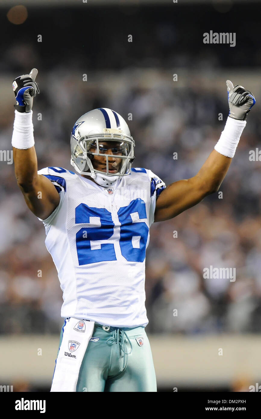 Dallas Cowboys safety Ken Hamlin (26) pumps up the Cowboy fans in first ...