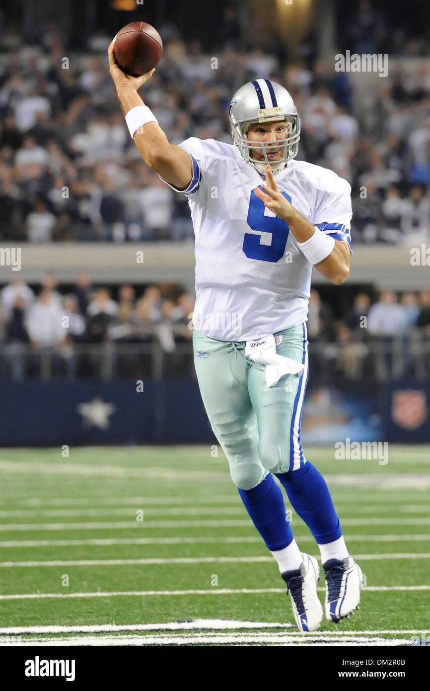 Dallas Cowboys quarterback Tony Romo (9) passes the ball for a ...