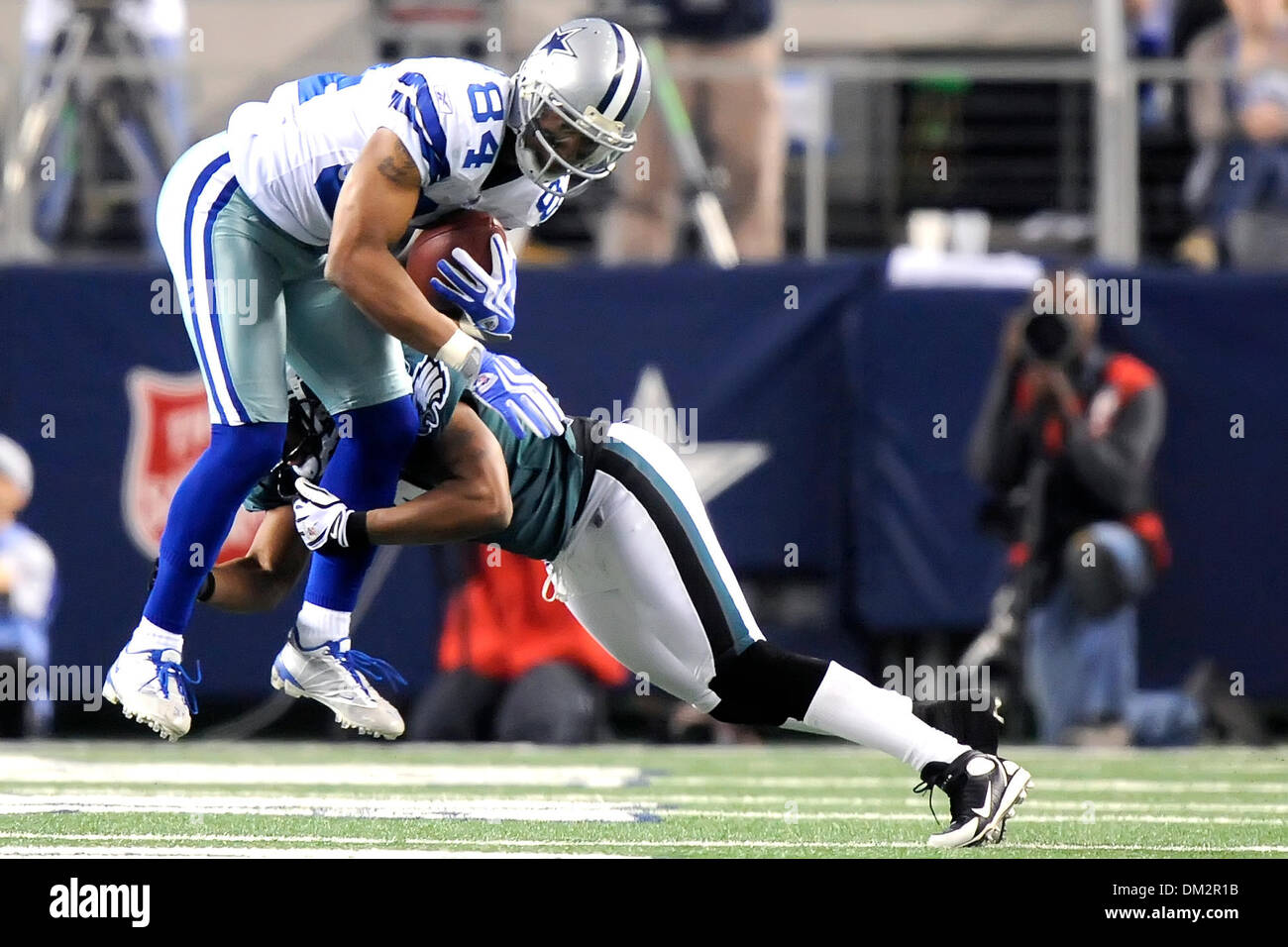 Dallas Cowboys wide receiver Patrick Crayton (84) makes the reception ...
