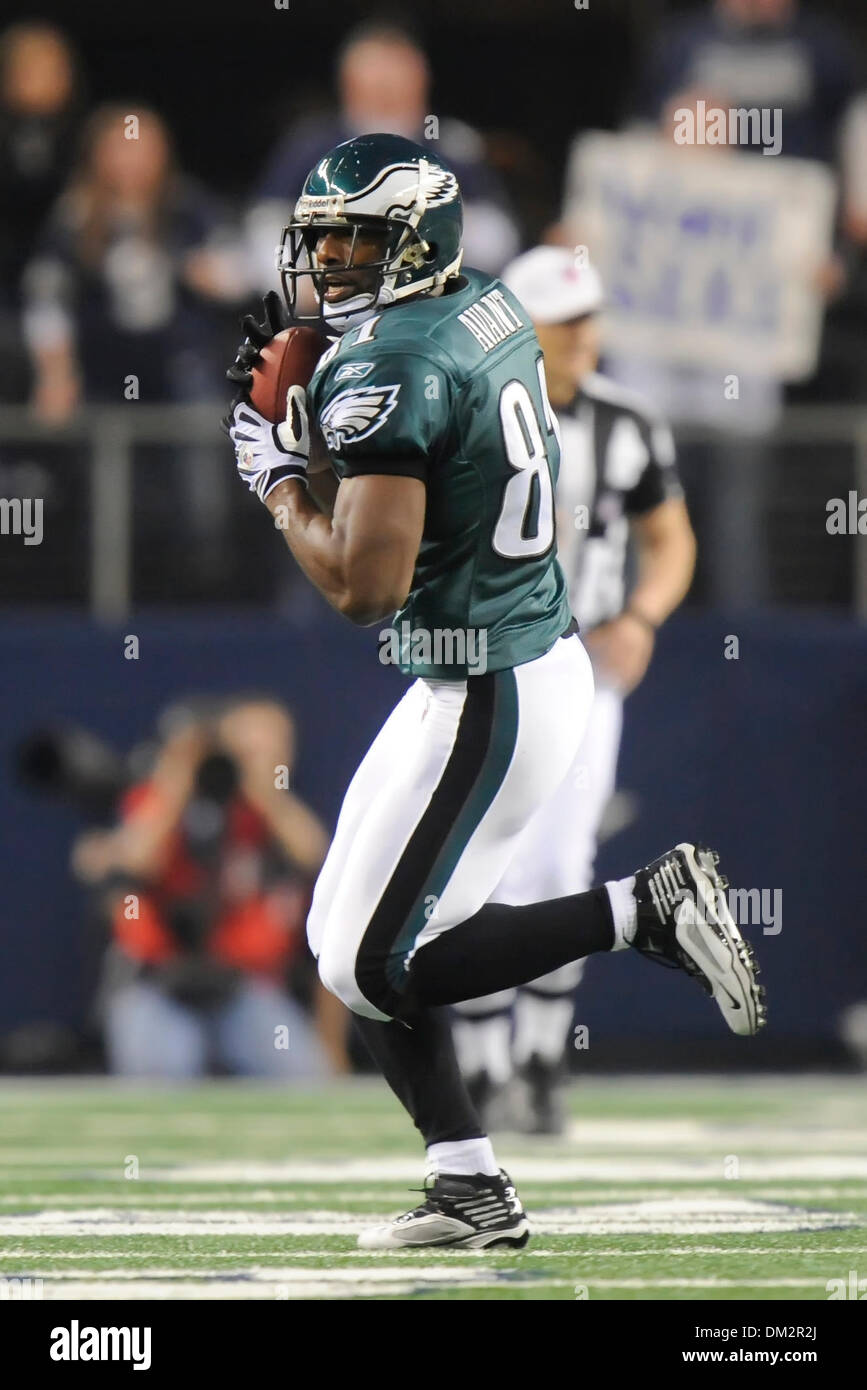Philadelphia Eagles wide receiver Jason Avant (81) makes the reception ...