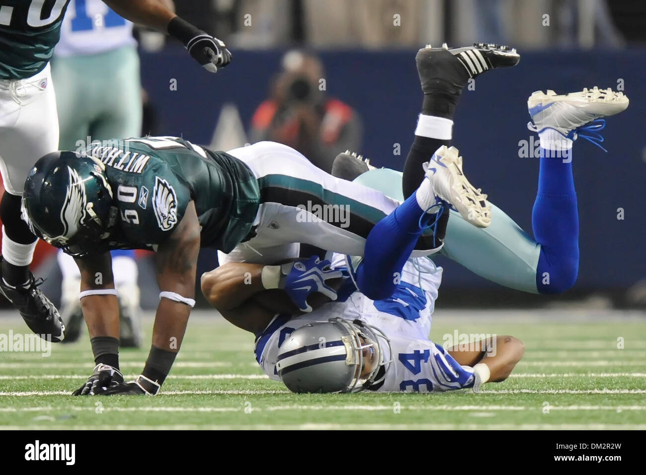 Dallas Cowboys wide receiver Patrick Crayton (84) is cruised by ...
