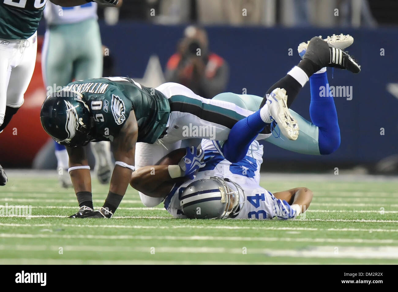 Dallas Cowboys wide receiver Patrick Crayton (84) is cruised by ...