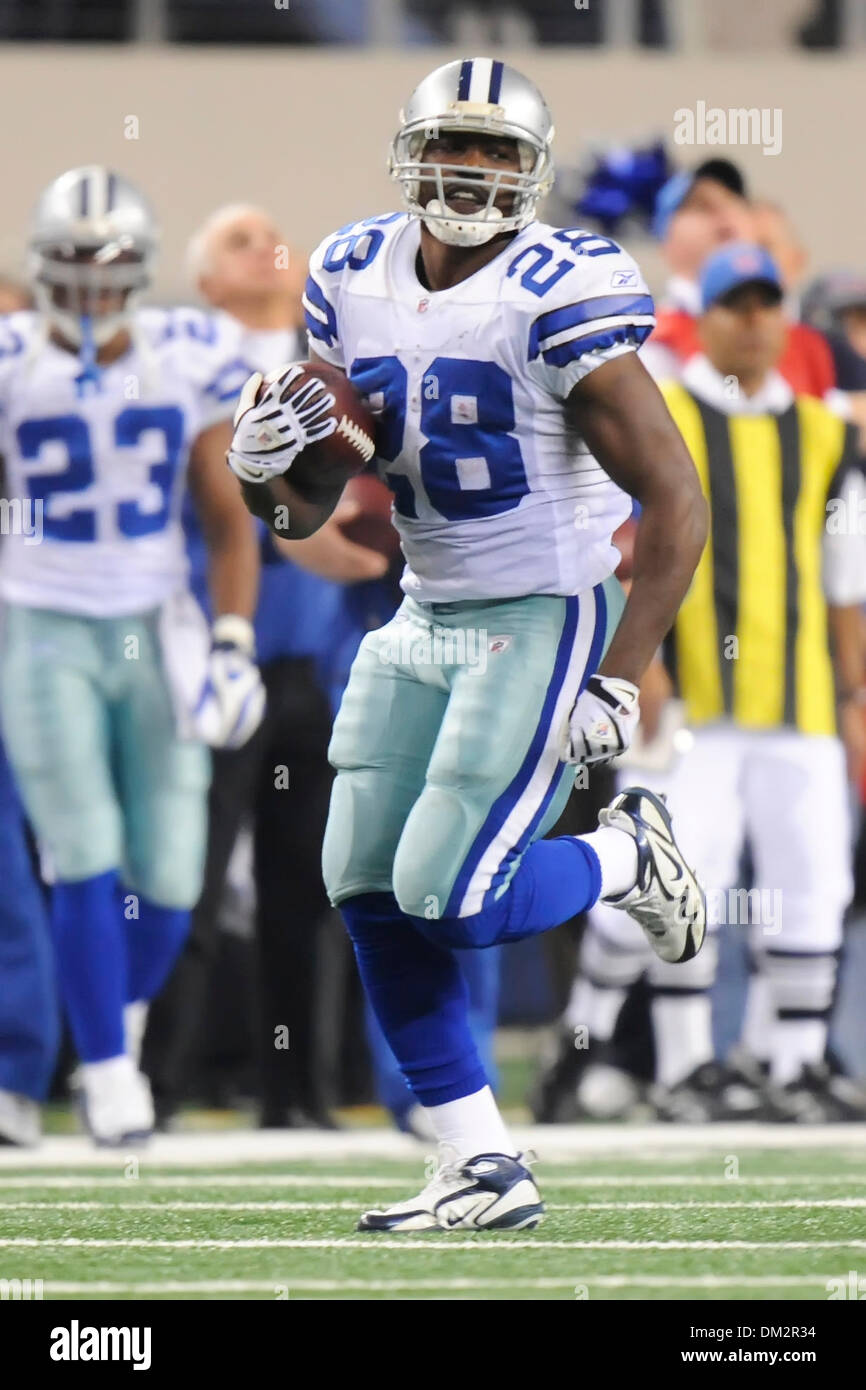 Dallas Cowboys running back Felix Jones (28) breaks to the outside for ...