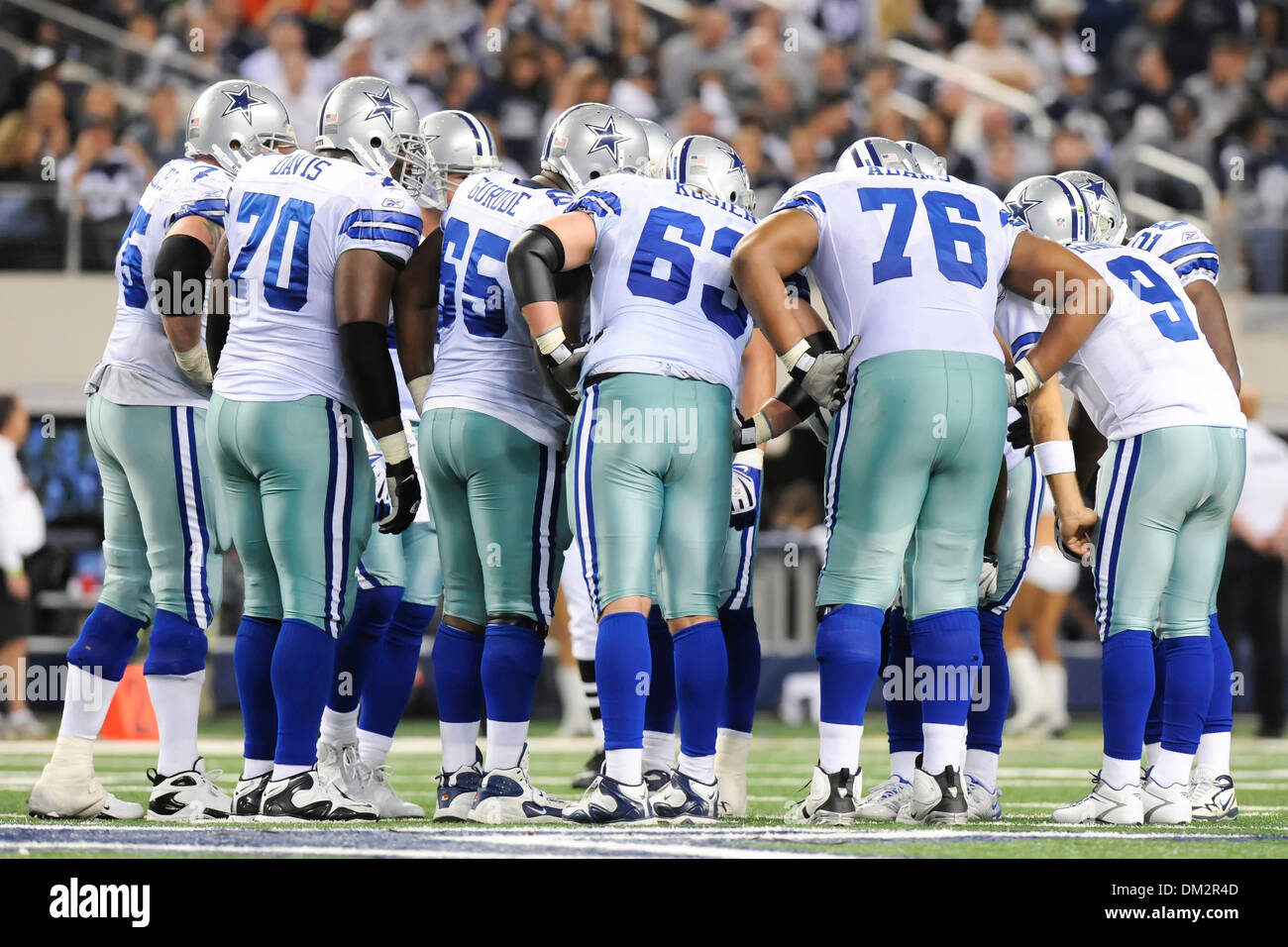 Dallas cowboys huddle hi-res stock photography and images - Alamy