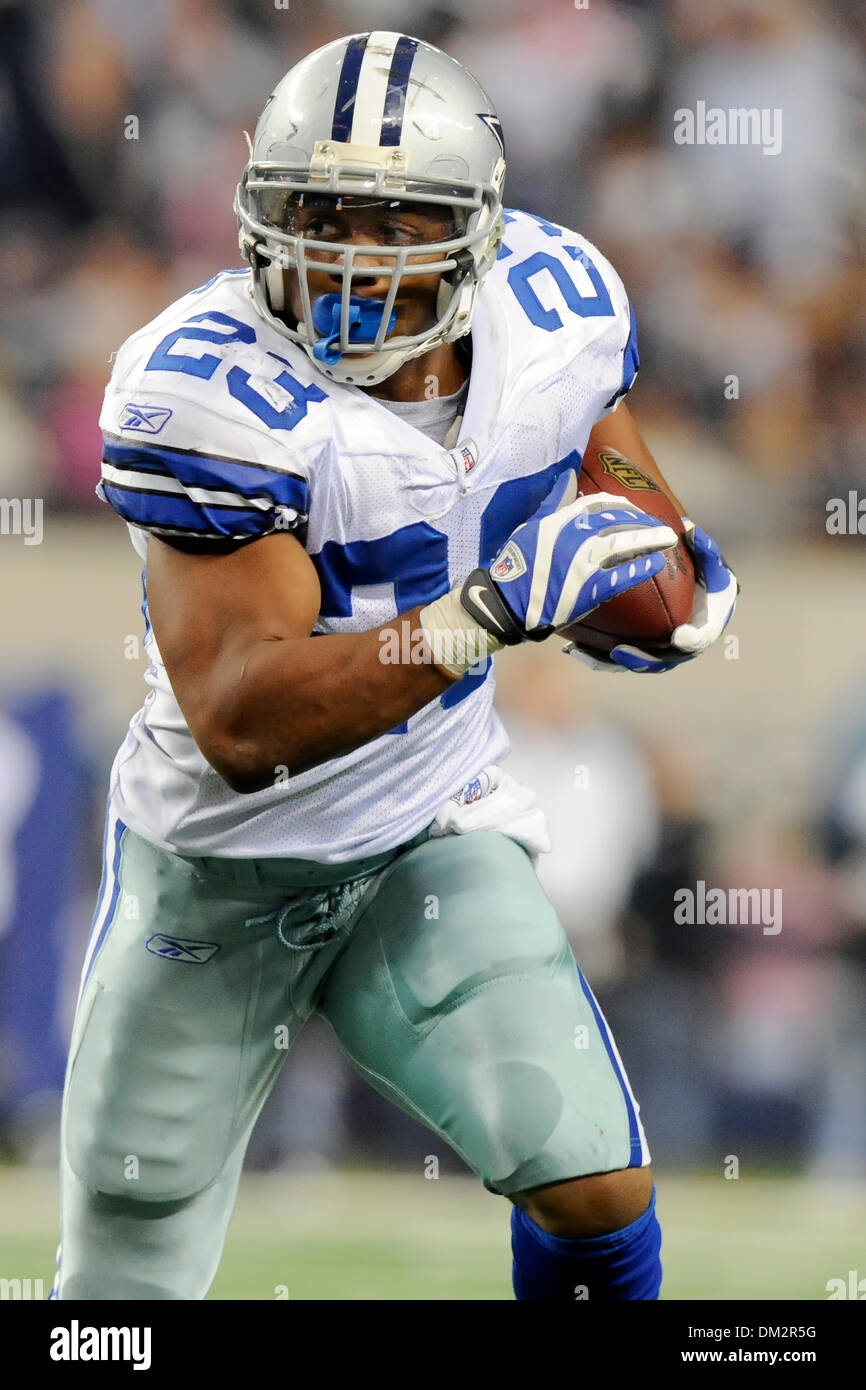 Dallas Cowboys running back Tashard Choice (23) runs to the outside in ...