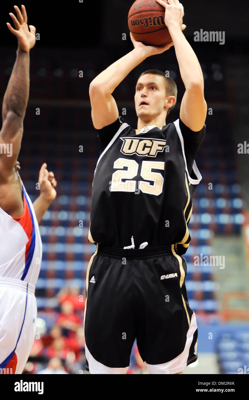 UCF F A.J. Tyler (25) pulls up for the shot as the UCF Knights take on ...