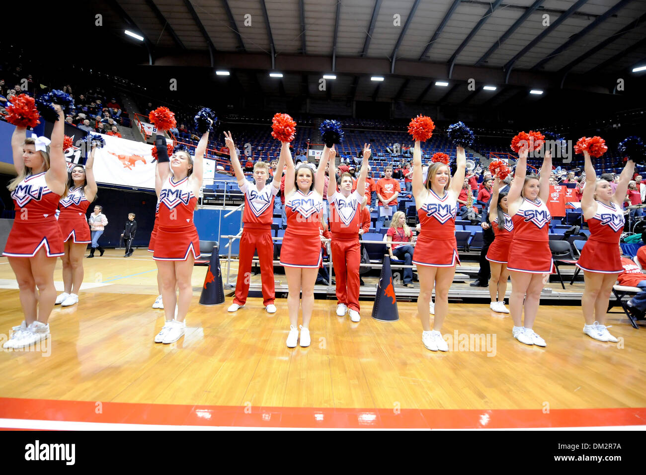 Members of SMU's cheerleaders cheer on the Mustangs as the Memphis ...