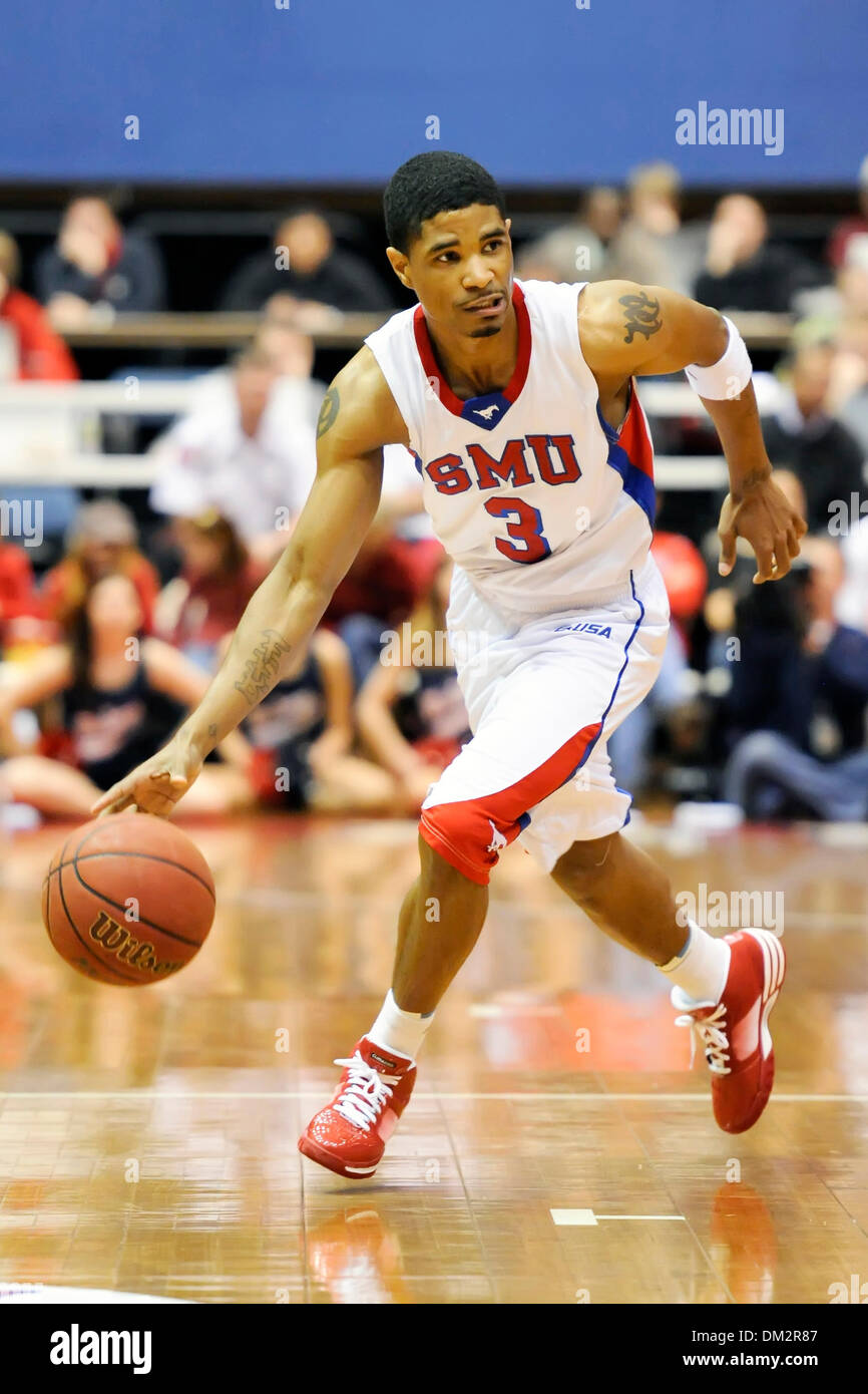 Mustangs G Derek Williams (3) drives up the court as the Memphis Tigers ...