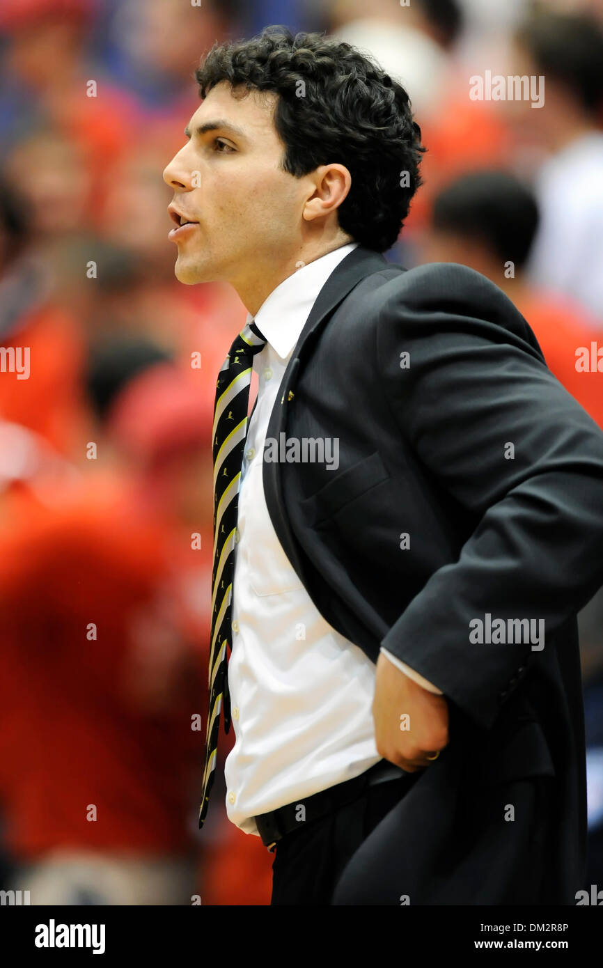 Memphis head coach Josh Pastner looks on as the Memphis Tigers take on ...