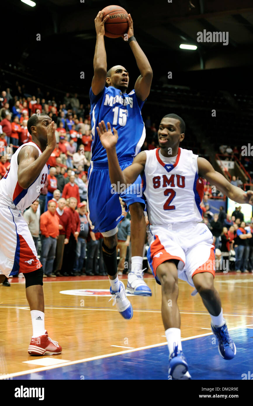 Memphis Tiger guard Elliot Williams (15) drives up the court as the ...