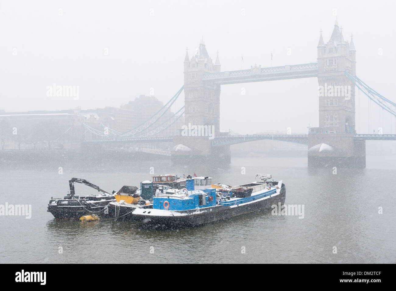 The river thames and tower bridge hi-res stock photography and images ...