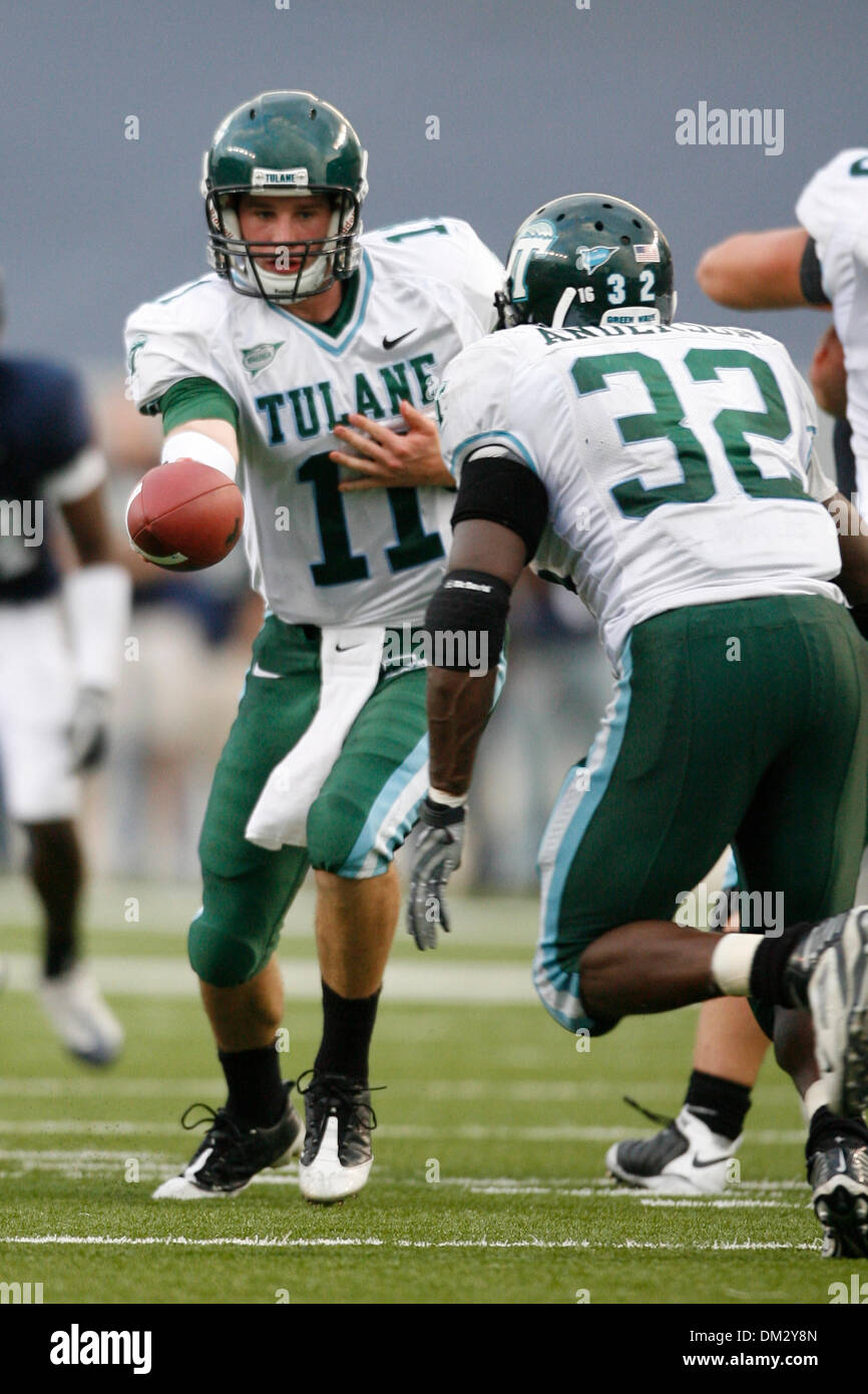 Tulane quarterback Ryan Griffin (11) takes the snap and perpares to ...