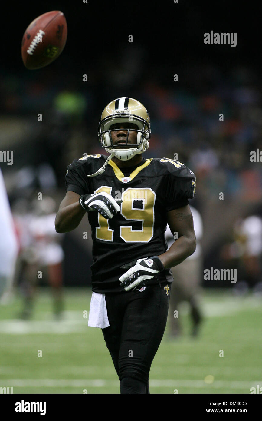 27 December 2009: Saints Wide reciever Devery Henderson (19) warming up ...