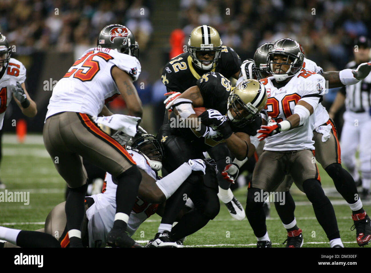 27 December 2009: Saints runningback Pierre Thomas (23) runs the ball ...