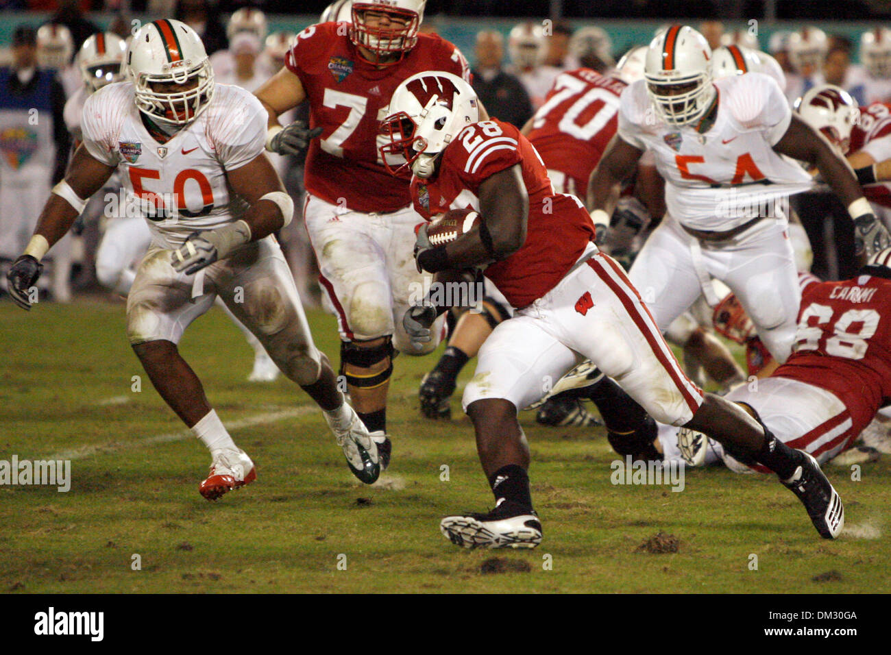 Wisconsin TB John Clay (32) rushes for a first down during the 2009 ...