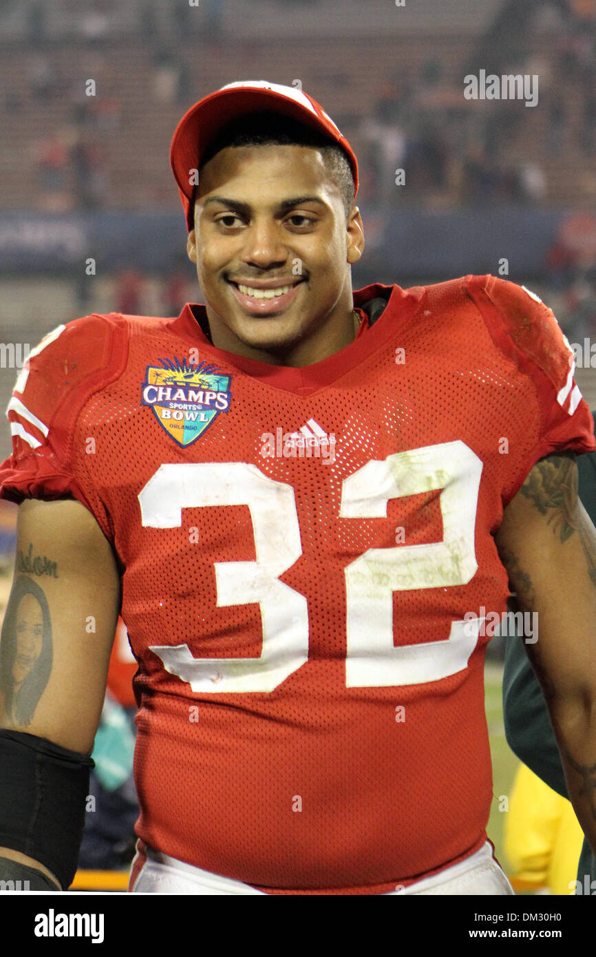 Wisconsin TB John Clay (32) rushed for 2 touchdown and 121 yards on his ...