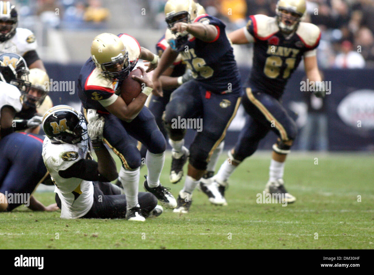 Navy Midshipmen Quarterback Ricky Dobbs (4) on a quarterback keeper ...