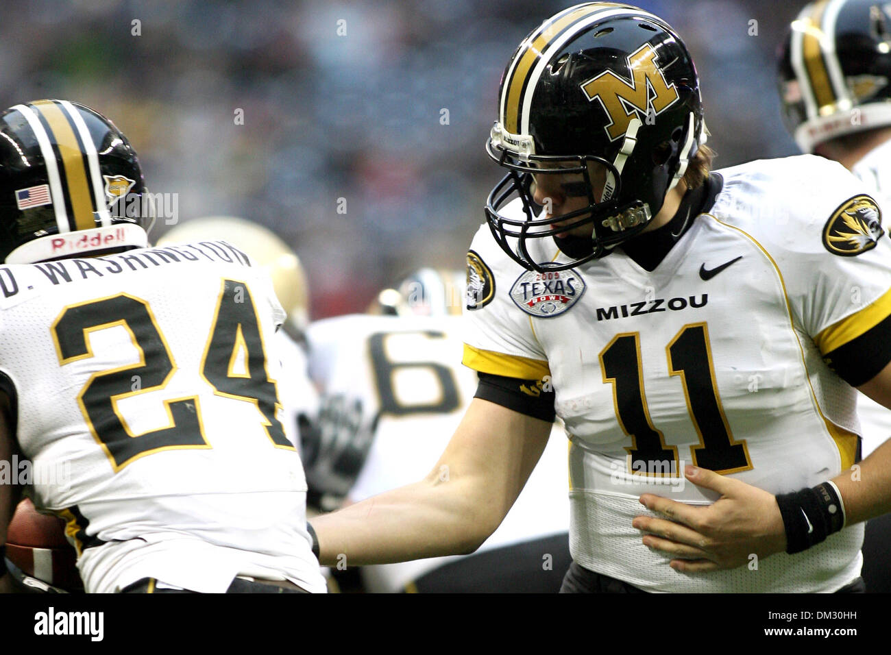 Mizzou Tigers Quarterback Blaine Gabbert (11) hands off to Mizzou ...