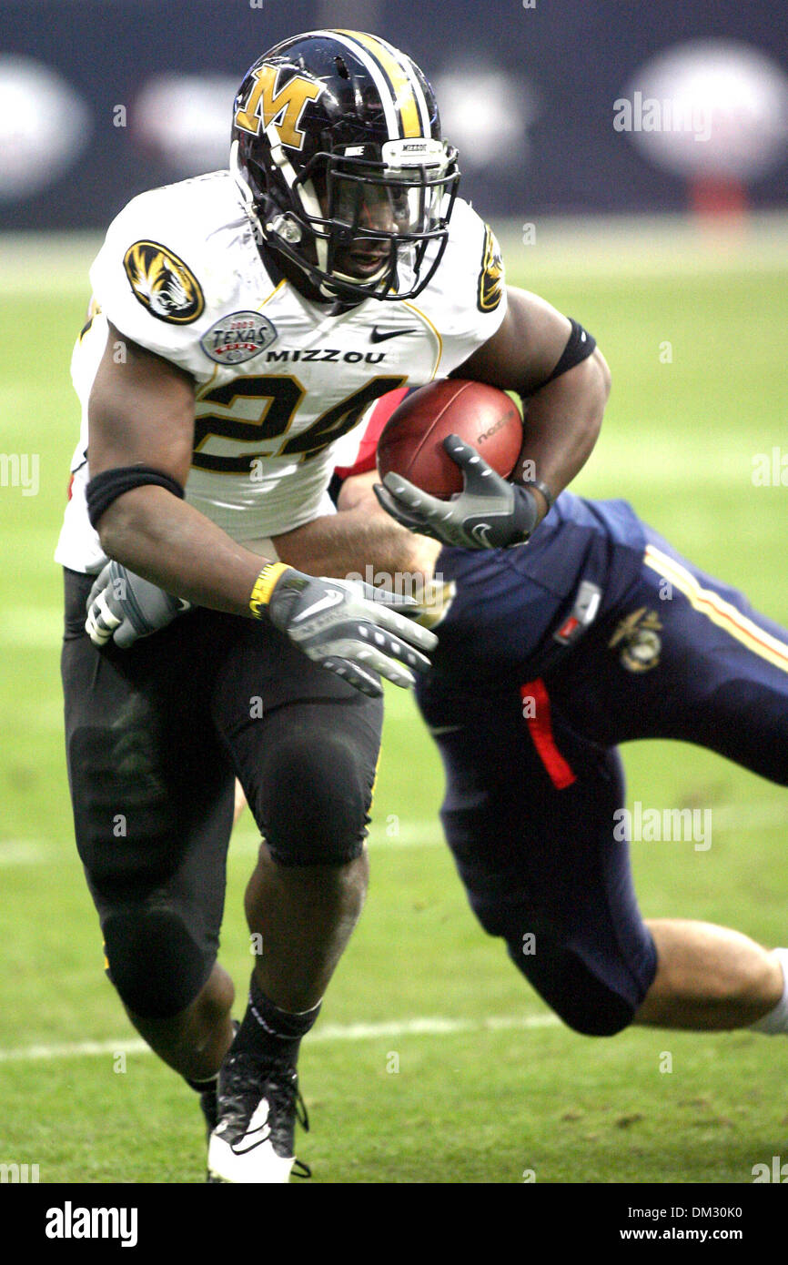Mizzou Tigers Tailback Derrick Washington (24) gets throught he hole ...