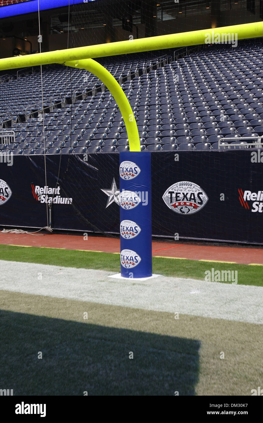 Navy defeated Missouri 31 - 13 in the 2009 Texas Bowl on December 31 ...