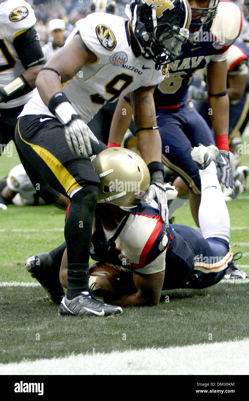 Navy Midshipmen Quarterback Ricky Dobbs (4) scores a touchdown. Navy ...