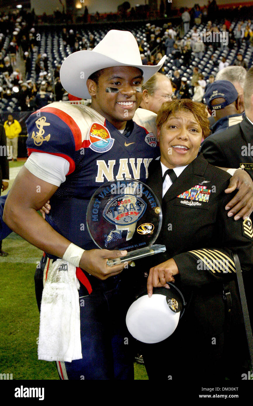 Navy Midshipmen Quarterback Ricky Dobbs (4) shows his MVP trophy. Navy ...