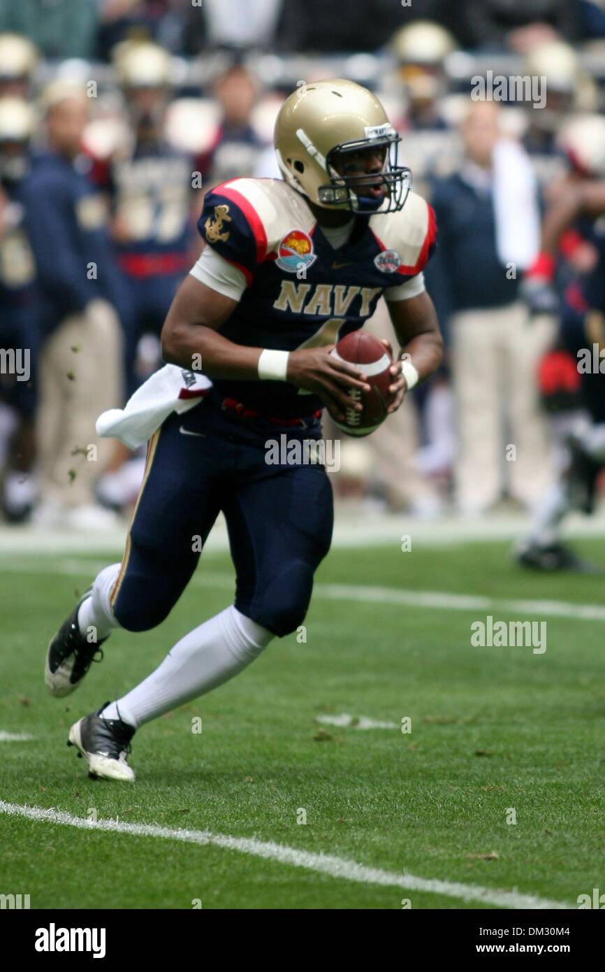 Navy Midshipmen Quarterback Ricky Dobbs (4) runs the option. Navy ...