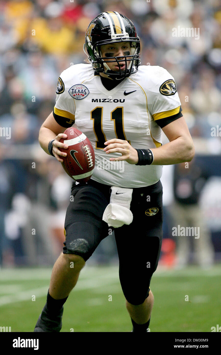 Mizzou Tigers Quarterback Blaine Gabbert (11) back to throw a screen ...