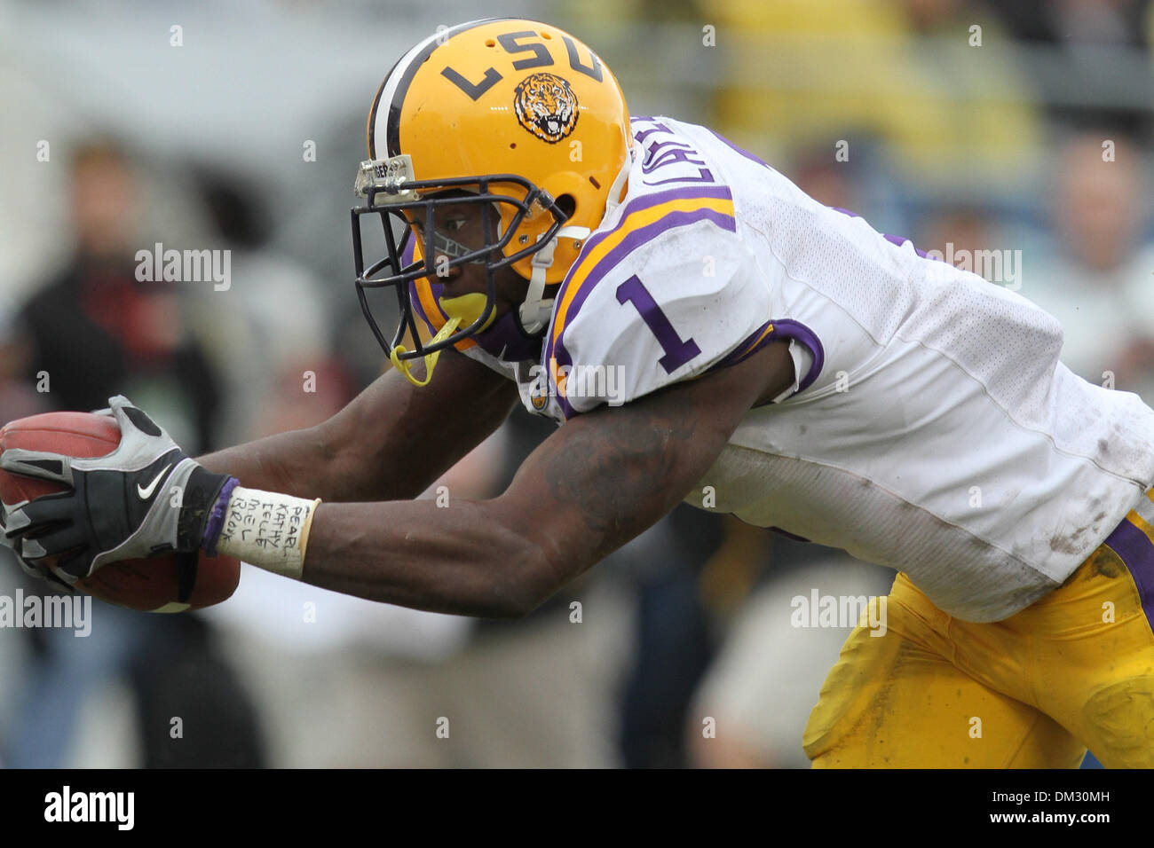 LSU Tigers wide receiver Brandon LaFell (1) dives for the end zone ...