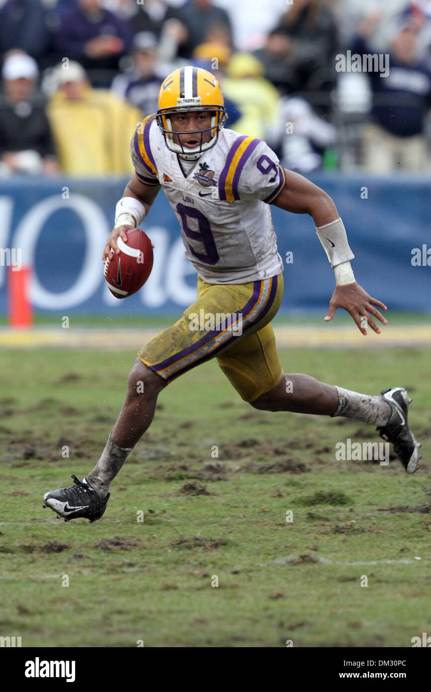 LSU Tigers quarterback Jordan Jefferson (9) scrambles during the 2010 ...