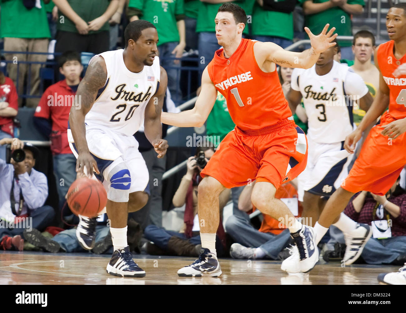 Syracuse Guard Andy Rautins (1) defends Notre Dame Guard Jonathan ...