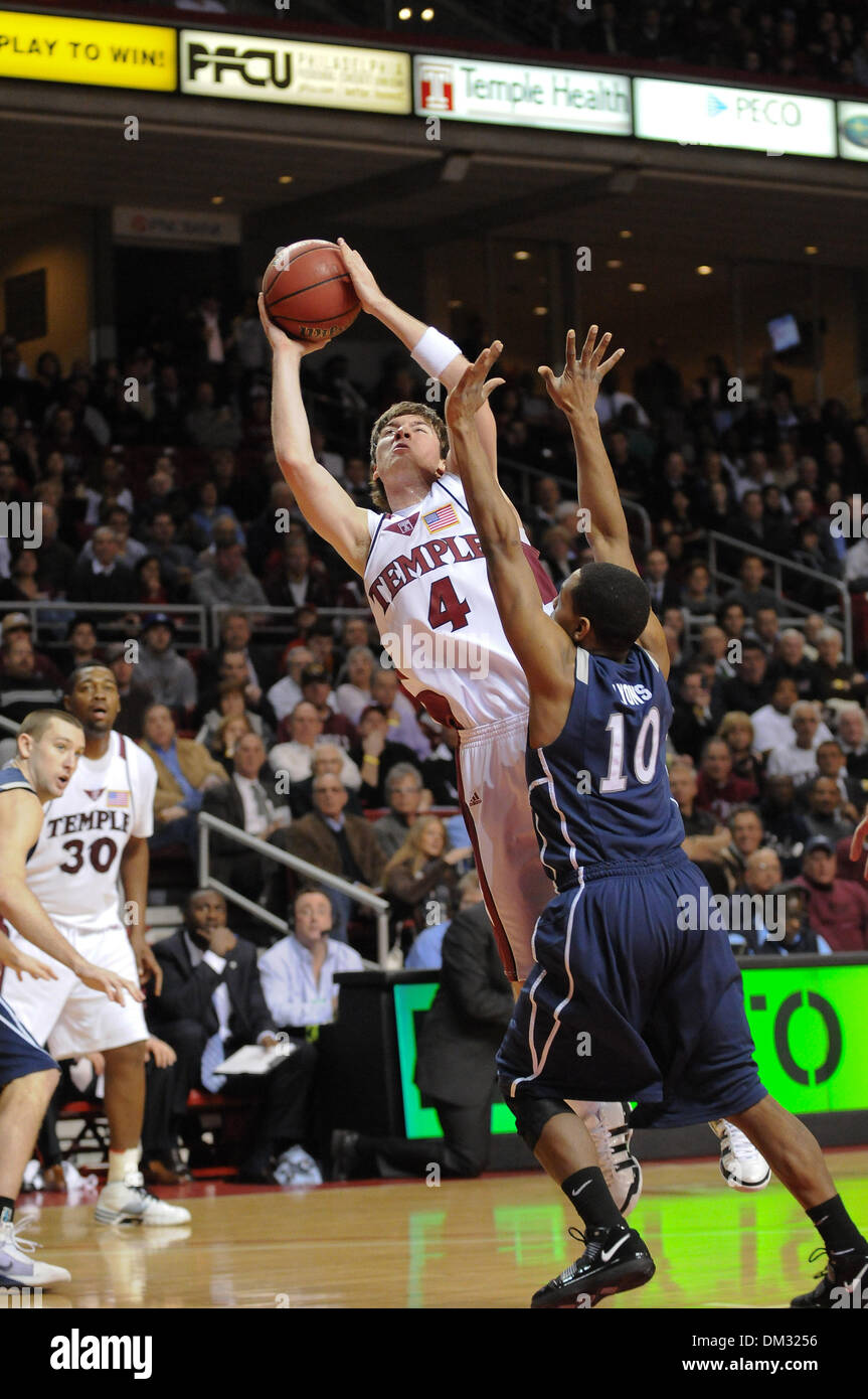 Temple guard Juan Fernandez #4 shoots over Xavier guard Mark Lyons #10 ...