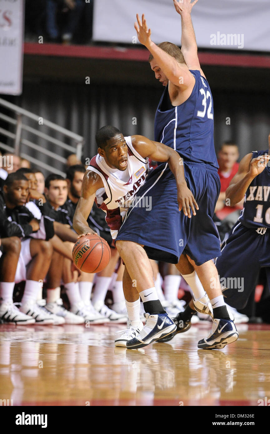 Temple forward Craig Williams #30 trys to get around Xavier center ...