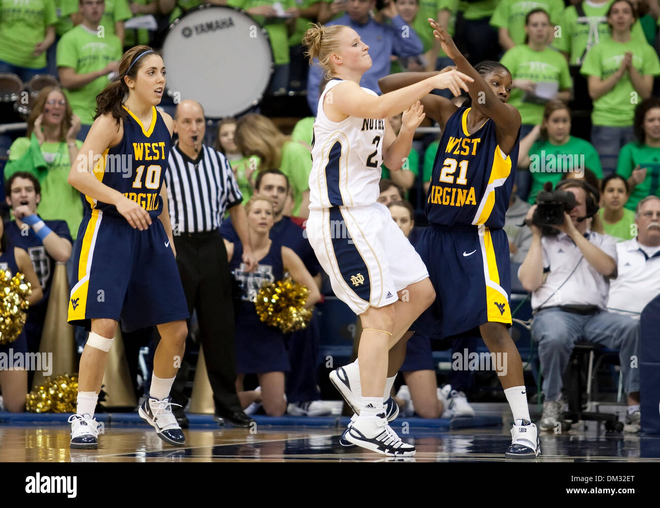 West Virginia Guards Liz Repella (10) and Korinne Campbell (21) defend ...