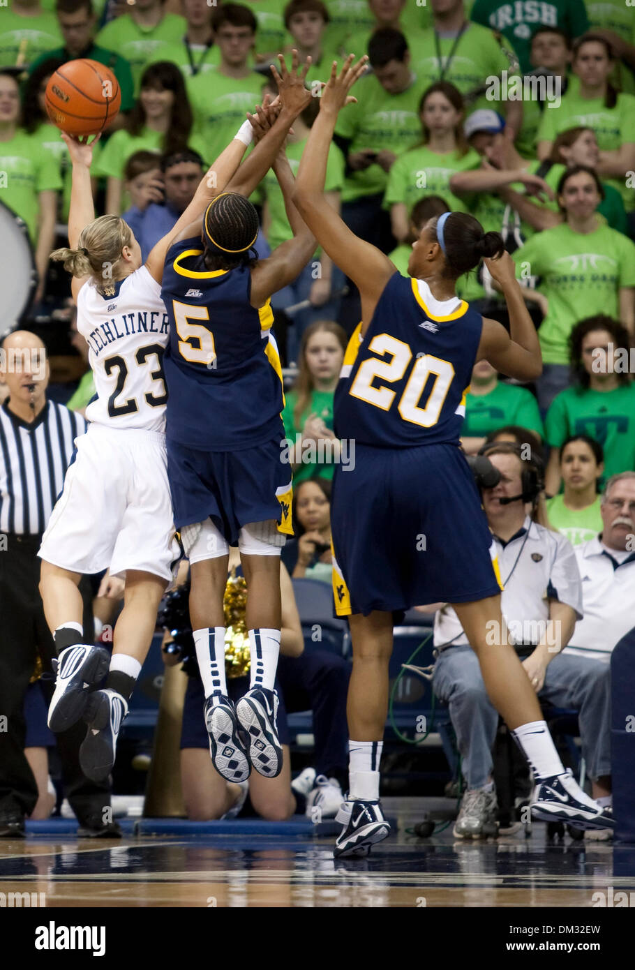 Notre Dame Guard Melissa Lechlitner (23) drives against West Virginia ...