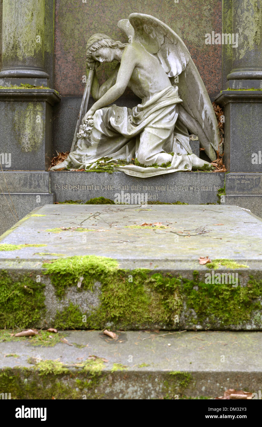Grave sculpture, decaying grave Stock Photo - Alamy