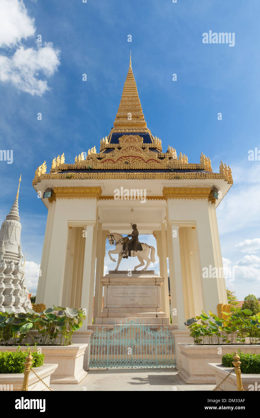 King Norodom statue,royal palace, Phnom Penh, Cambodia Stock Photo - Alamy